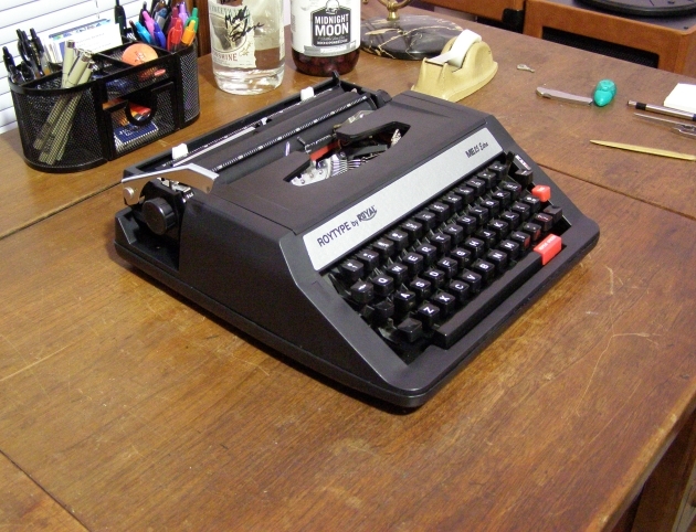 200X Royal Roytype ME25 Extra on the Typewriter Database